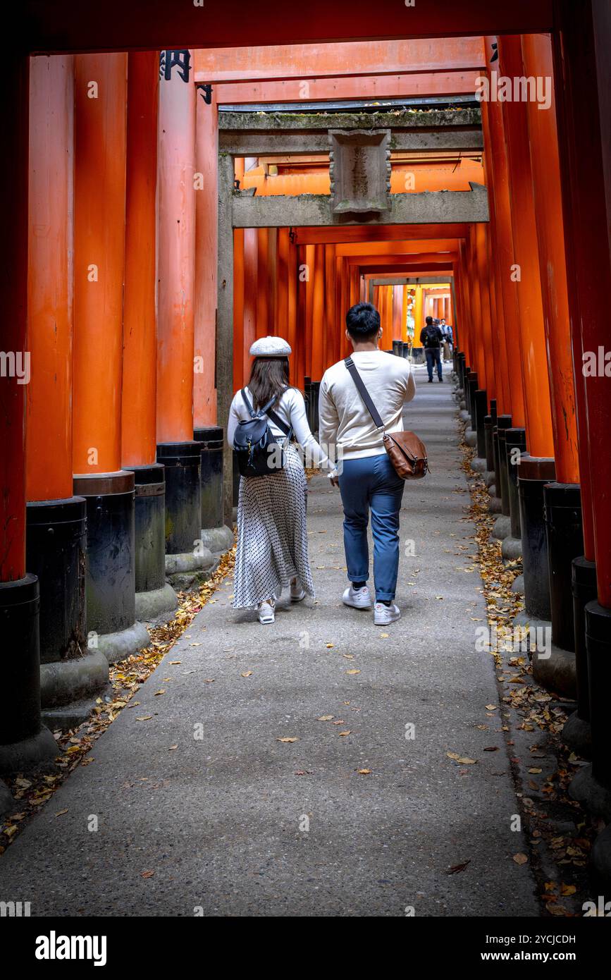 Couple walking through fushimi inari shrine, kyoto, japan Stock Photo ... Couple walking through fushimi inari shrine, kyoto, japan Stock Photo ...