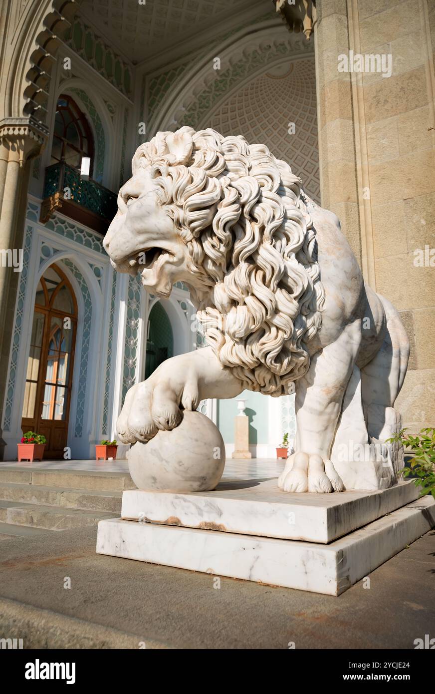 Lion garden sculpture hi-res stock photography and images - Alamy