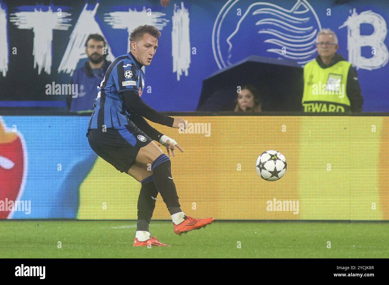 Mateo Retegui of Atalanta BC play the ball during Atalanta BC vs Celtic ...