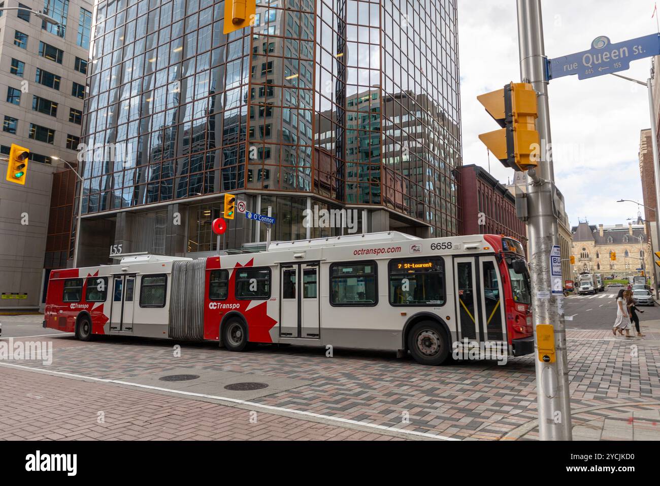 Bus in downtown crossroad crossing hi-res stock photography and images ...