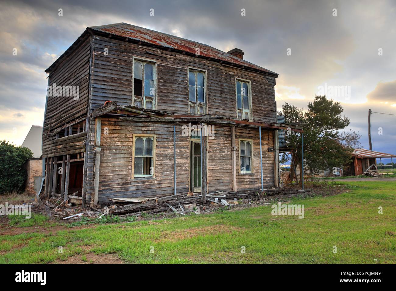 Two storey wooden building hi-res stock photography and images - Alamy
