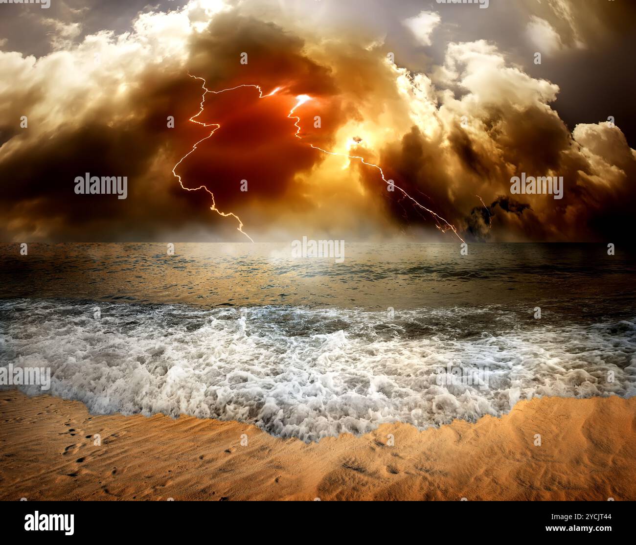Lightning at sea hi-res stock photography and images - Alamy