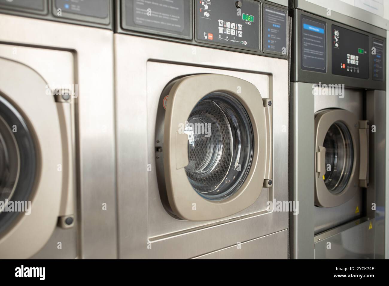 Laundromat setting hi-res stock photography and images - Alamy