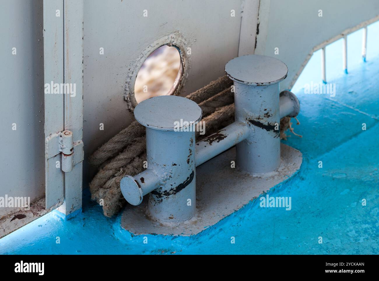 Mooring line attached hi-res stock photography and images - Alamy