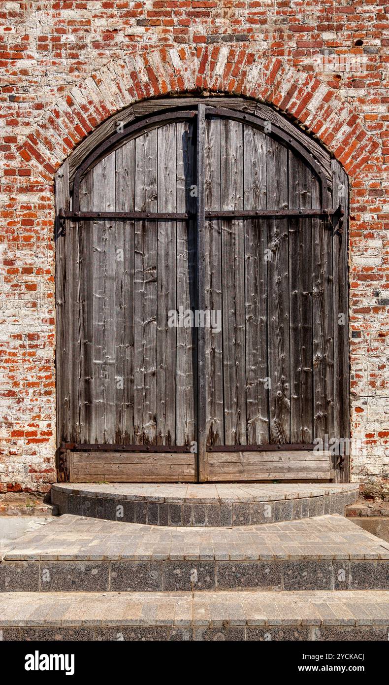Weathered gate lock hi-res stock photography and images - Alamy
