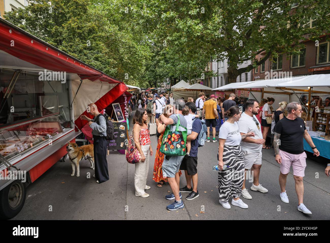 Prenzlauer Berg neighbourhood, people at the Kollwitzplatz farmers ...