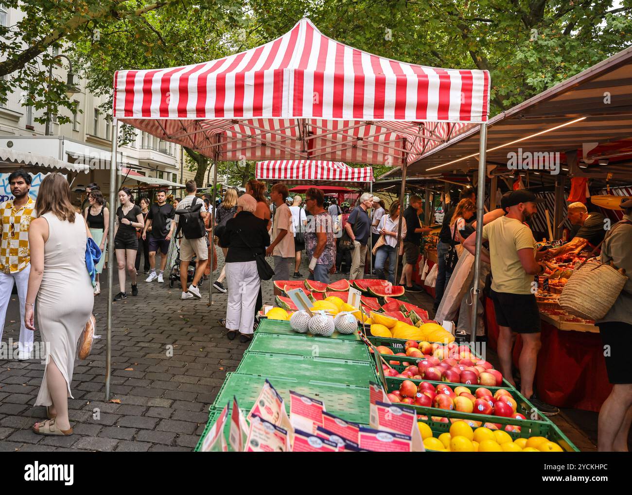 Prenzlauer Berg neighbourhood, people at the Kollwitzplatz farmers ...