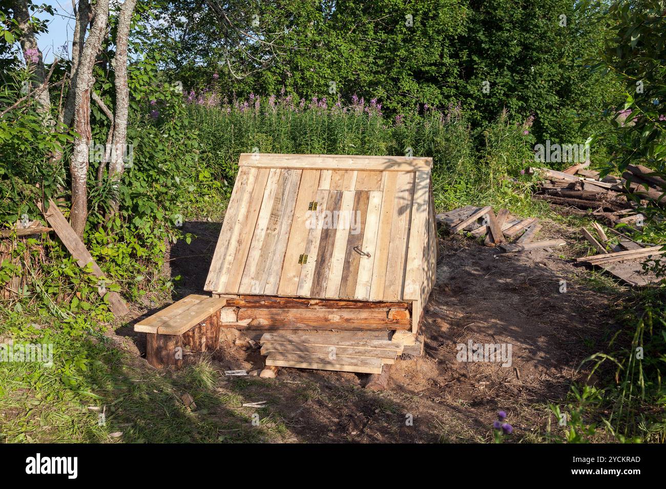 Construction of wooden water well in countryside Stock Photo - Alamy