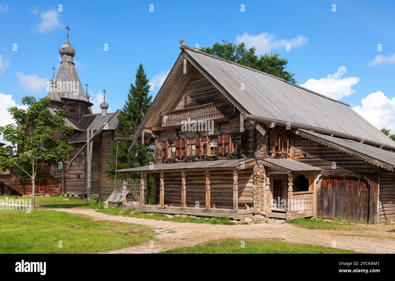 Traditional Russian Old Wooden house Stock Photo - Alamy