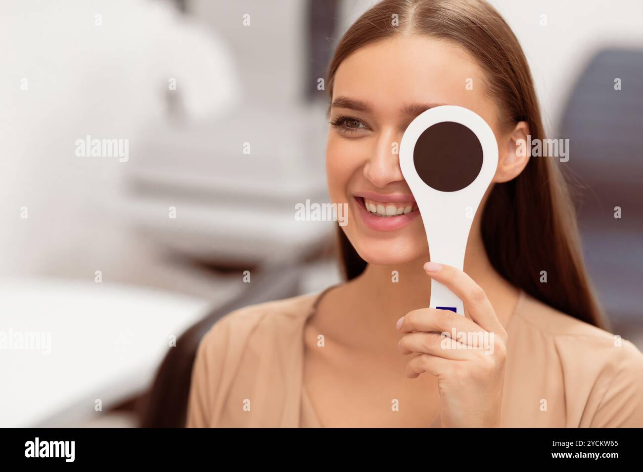 Patient and optician doing eye test in clinic Stock Photo - Alamy