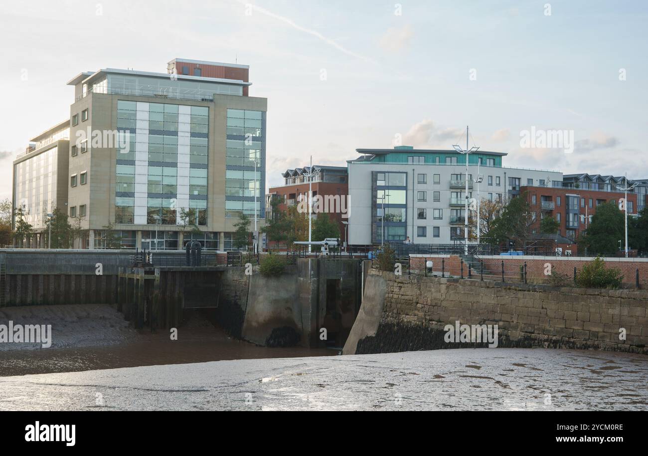 Lock entrance to hull marina hi-res stock photography and images - Alamy