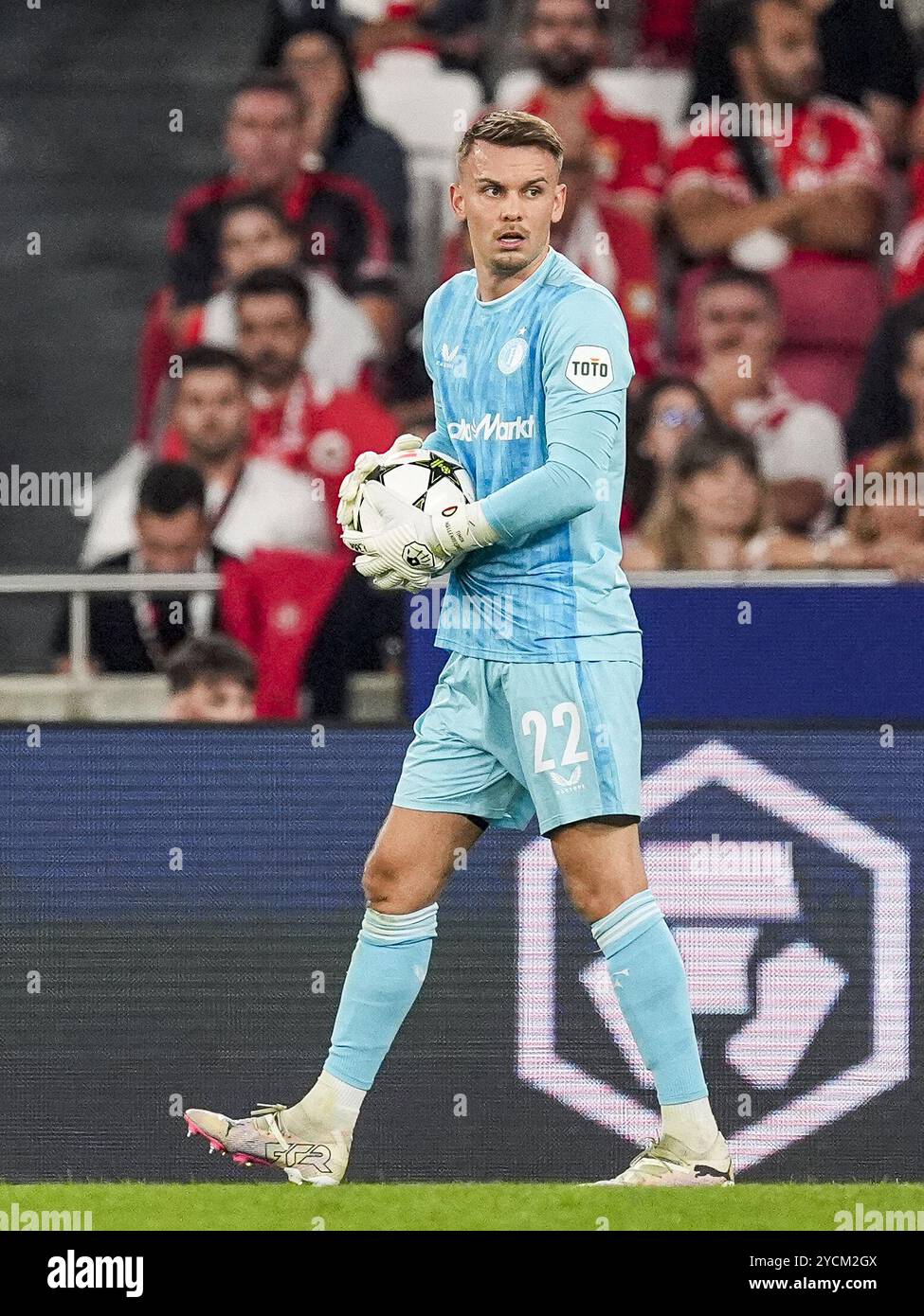 Lisbon, Portugal. 23rd Oct, 2024. Lisbon - Feyenoord keeper Timon ...