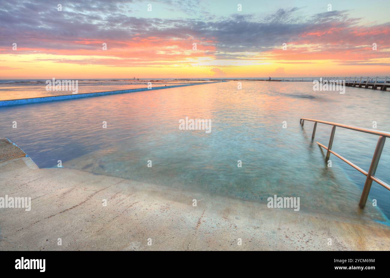 Narrabeen ocean pool hi-res stock photography and images - Alamy