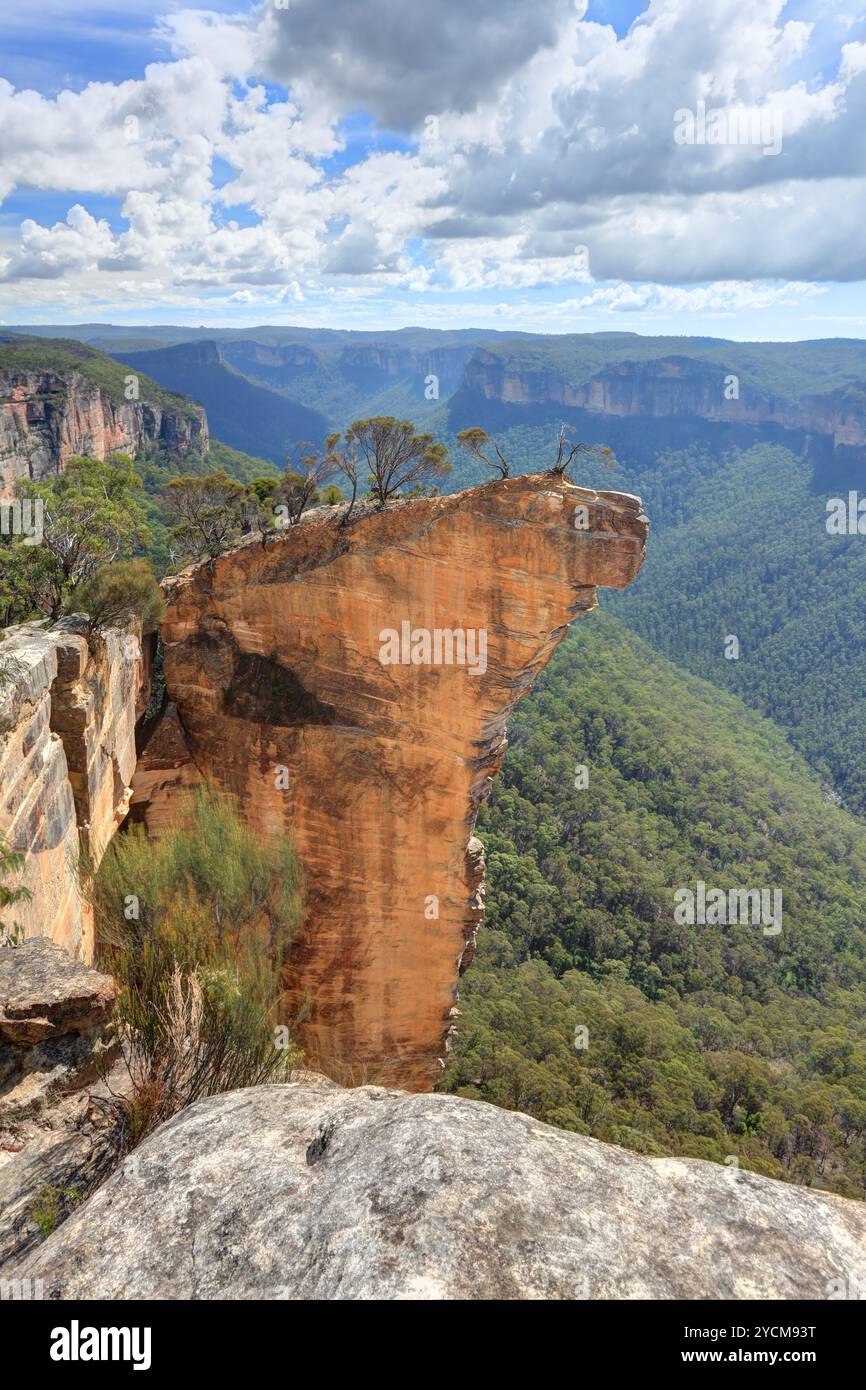 Blue mountains nsw hanging rock hi-res stock photography and images - Alamy