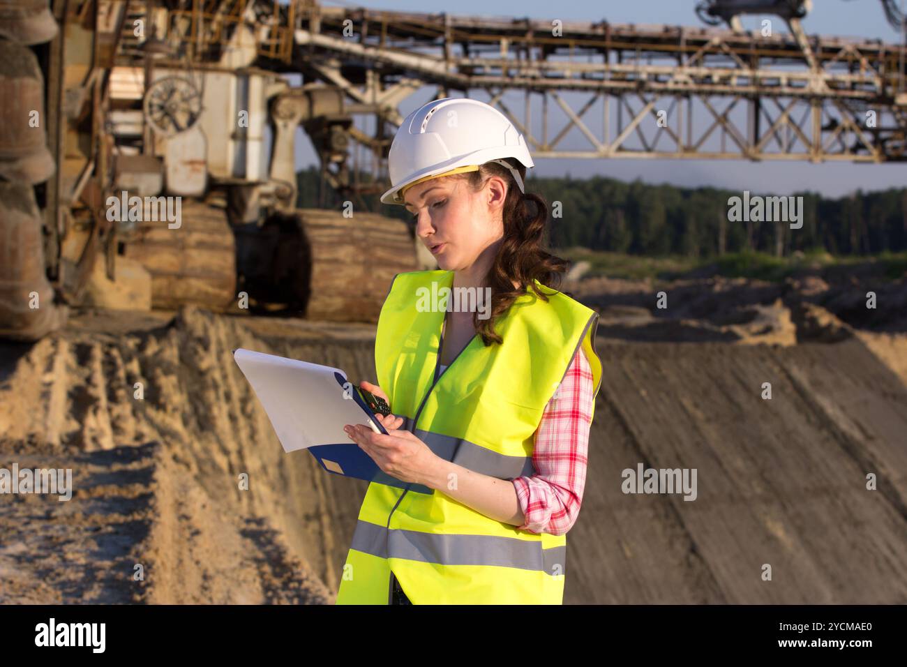 Pretty woman working on hi-res stock photography and images - Alamy