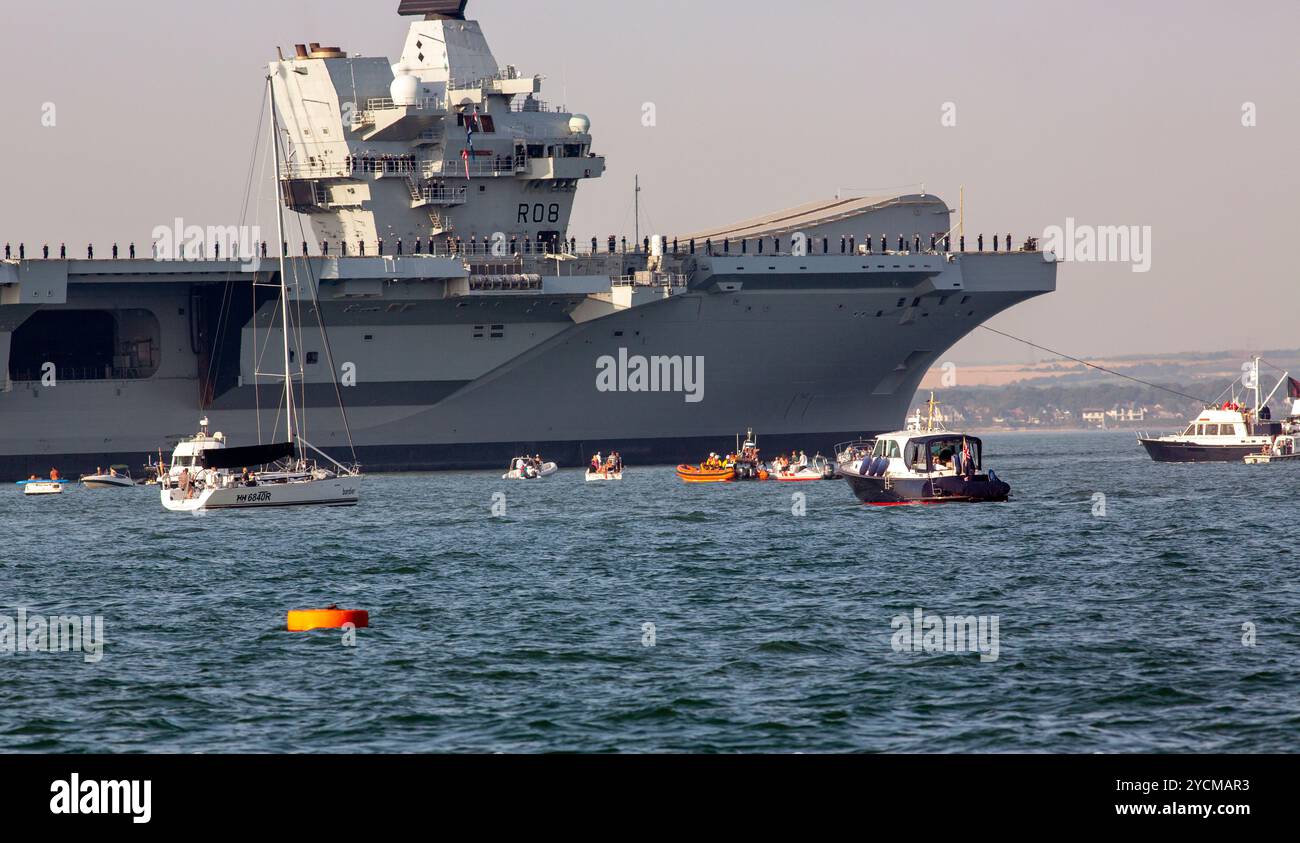 Royal Navy aircraft carrier HMS Queen Elizabeth in the Solent ...