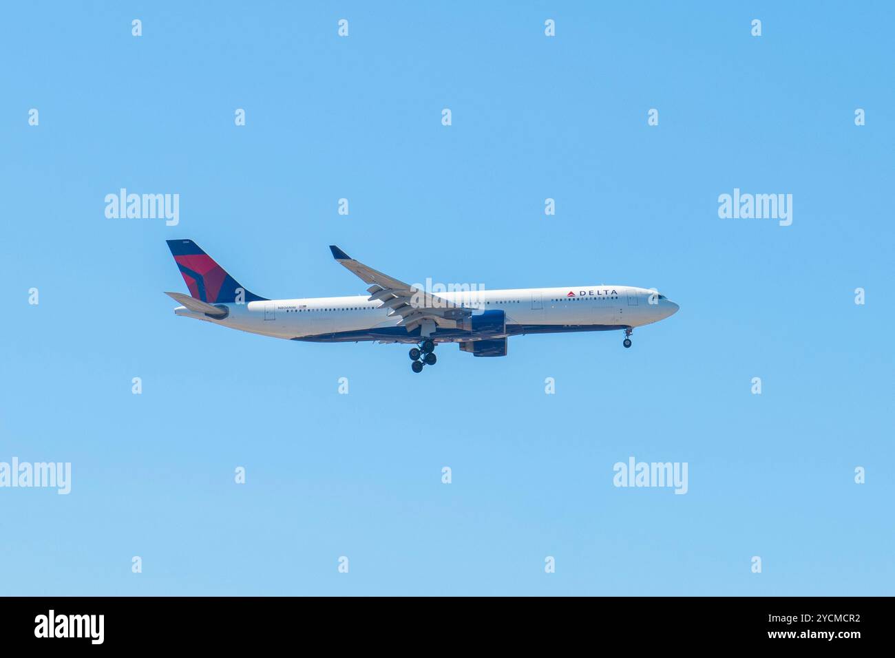 Delta Air Lines Airbus 330-323 N806NW landing on Boston Logan ...