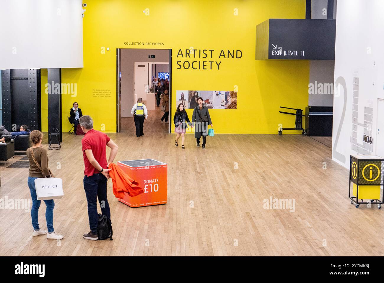 Artists and society collection artworks room hi-res stock photography ...