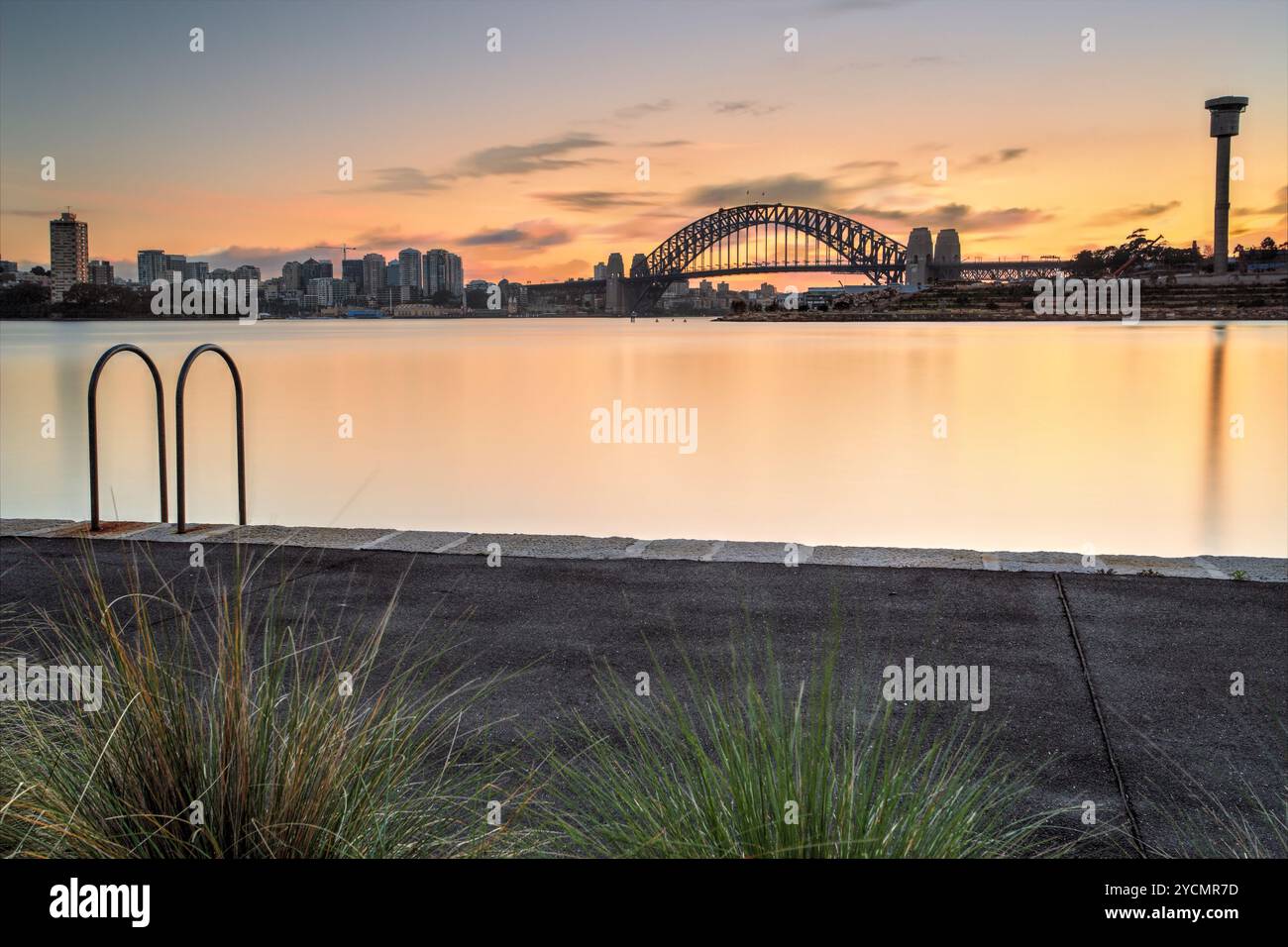 Sydney harbour bridge and skyline from milsons point hi-res stock ...