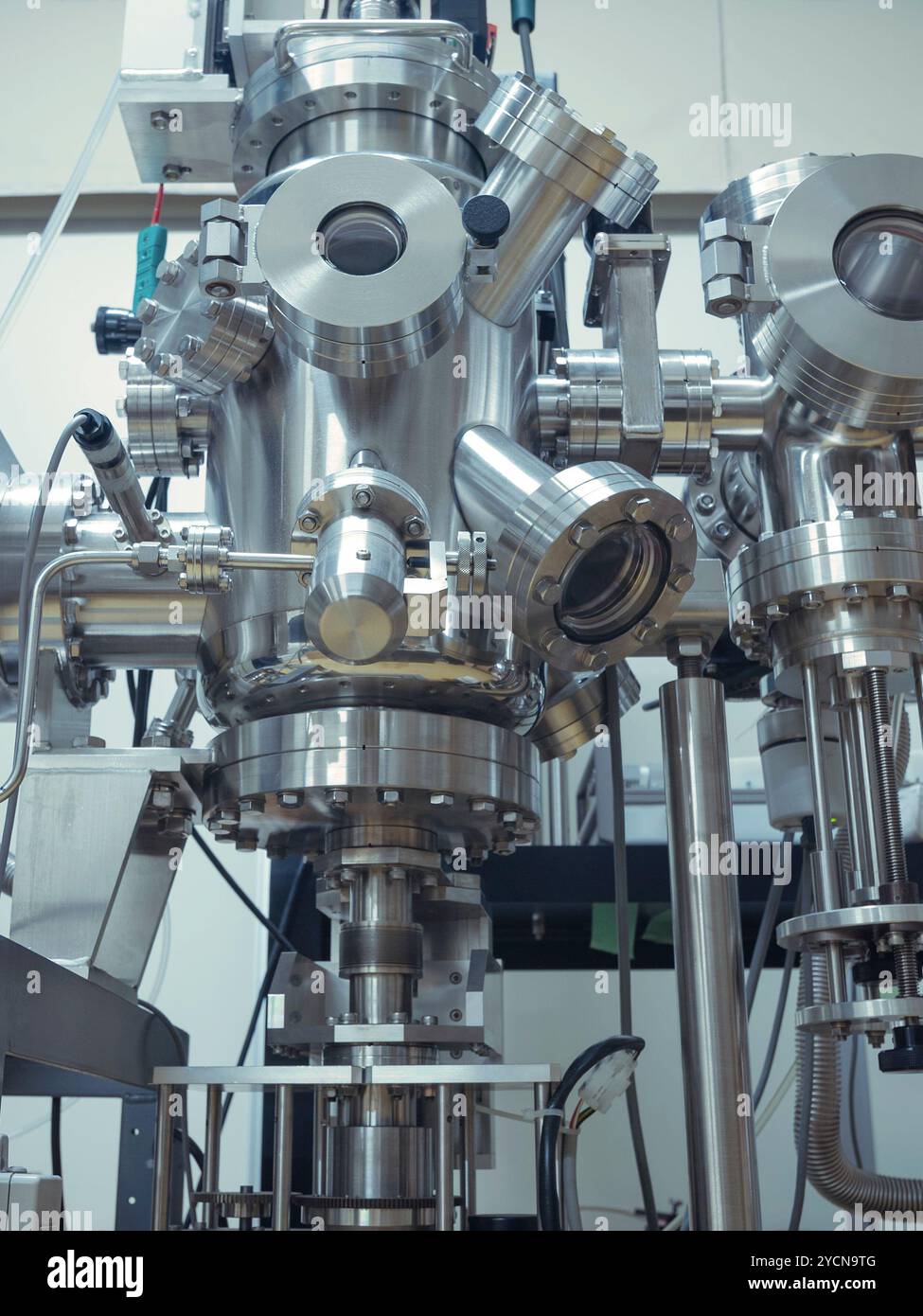 High vacuum chamber hi-res stock photography and images - Alamy