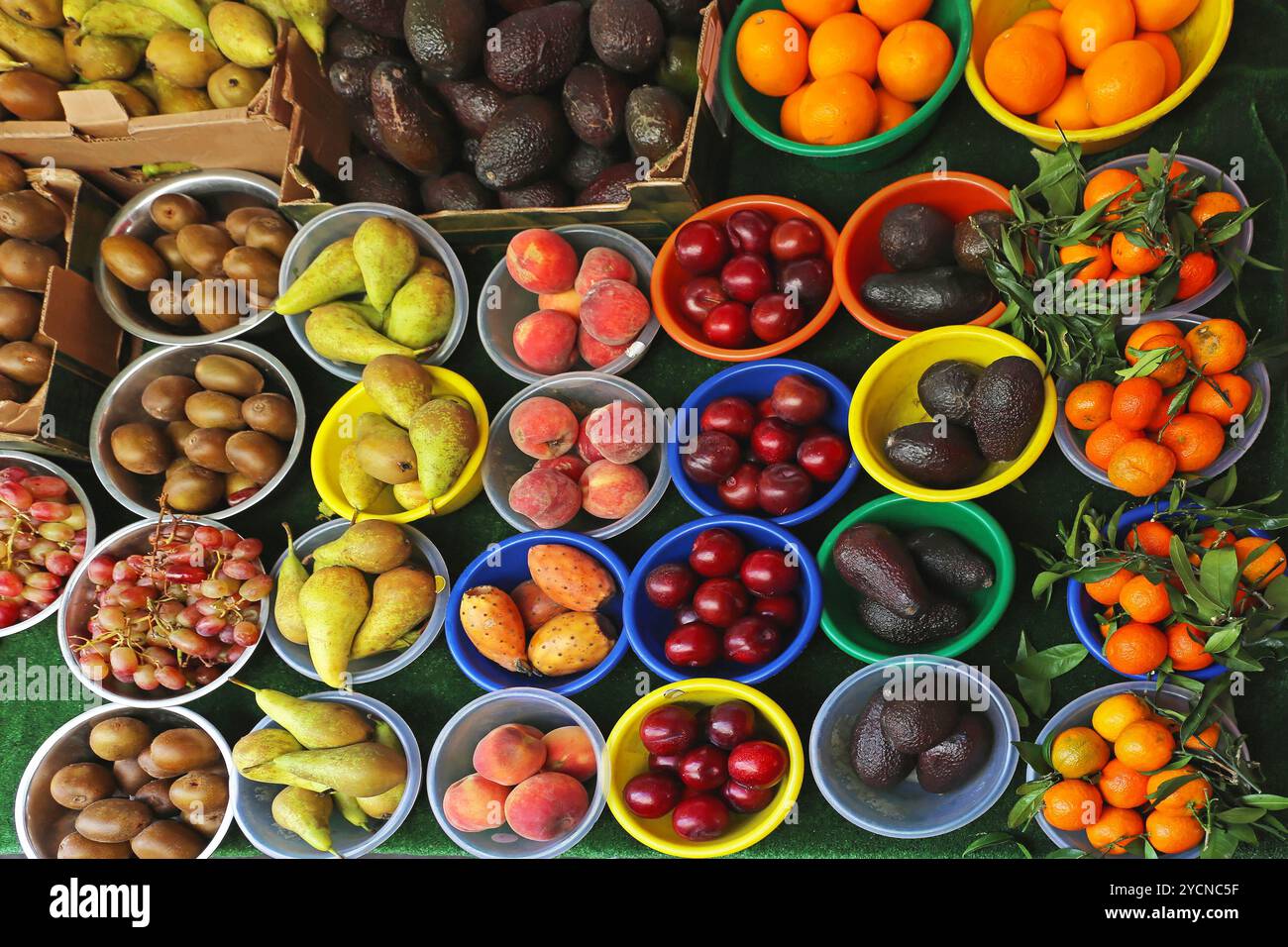 Bowls of fruits and vegetables hi-res stock photography and images - Alamy