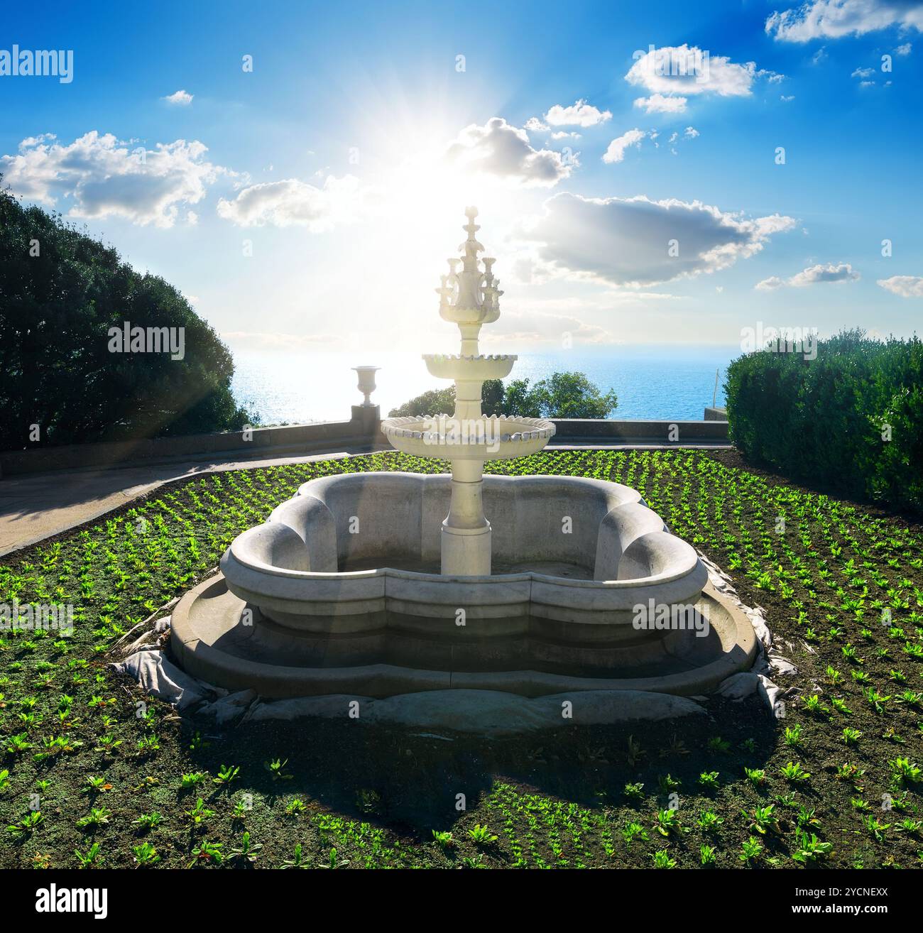 Formal garden detail fountain hi-res stock photography and images - Alamy