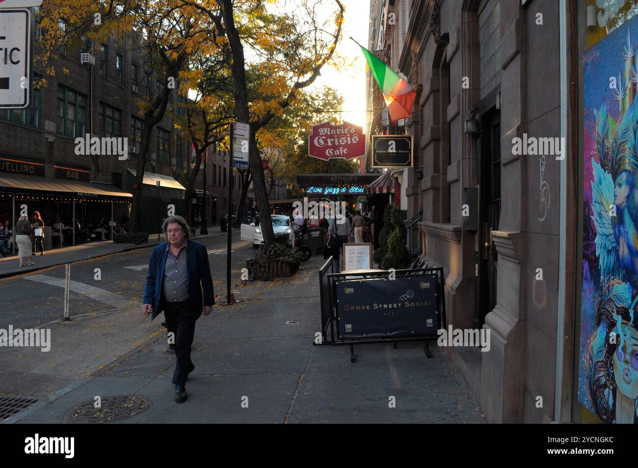 People walk down the street in Manhattan, New York City Stock Photo - Alamy
