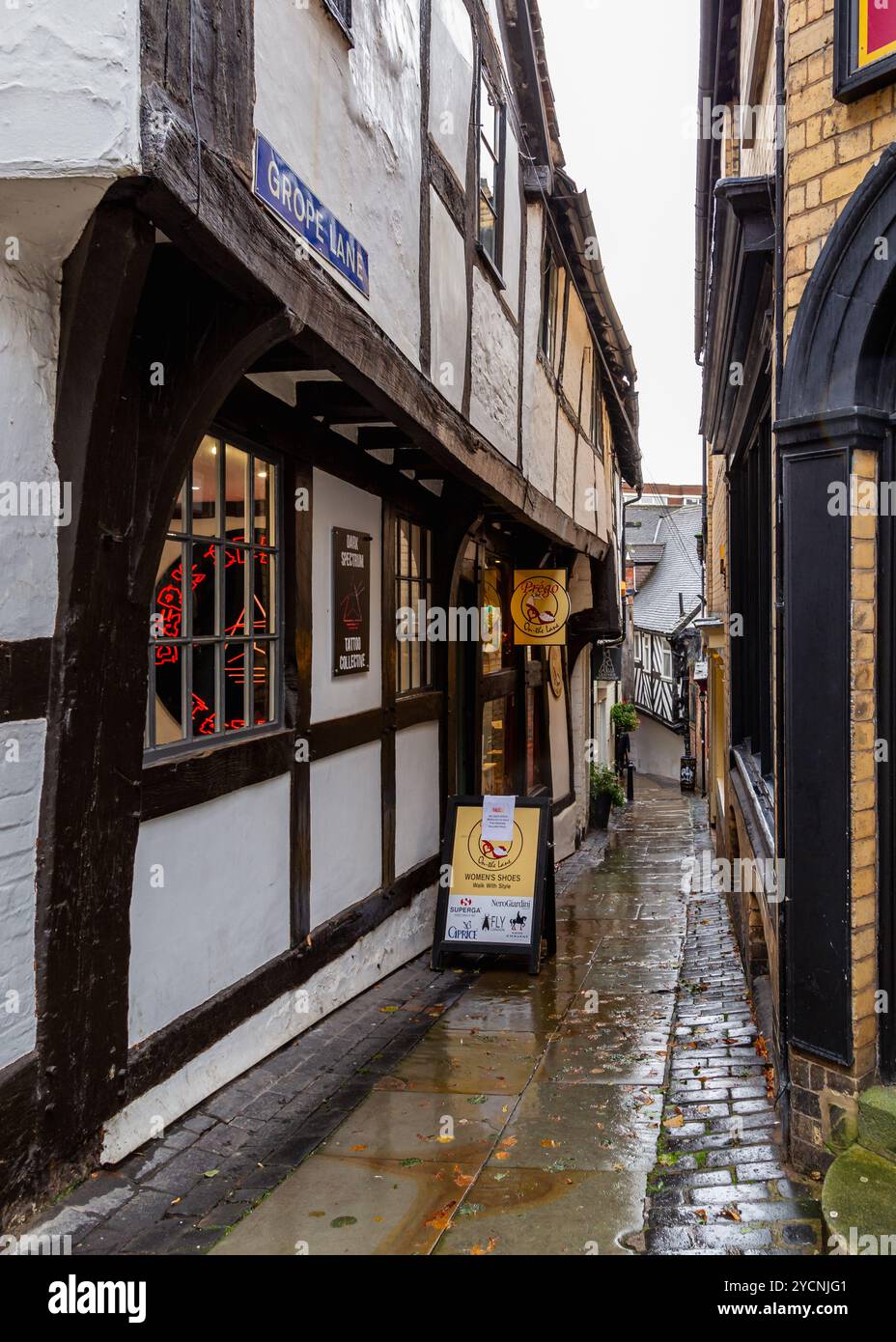 Rainy street view hi-res stock photography and images - Alamy