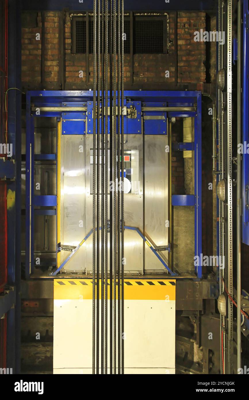 Cable shaft hi-res stock photography and images - Alamy