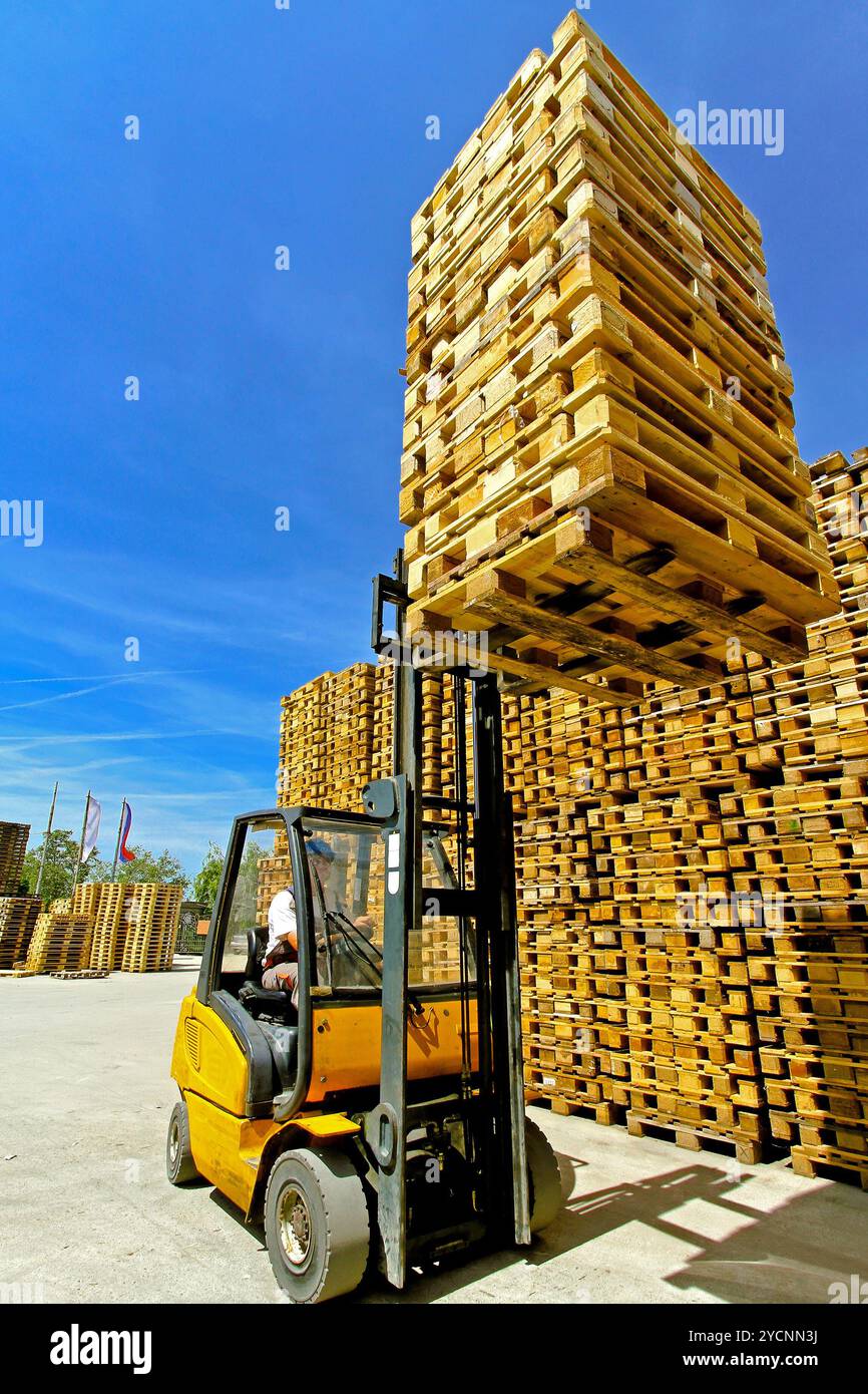 Truck load pallets hi-res stock photography and images - Alamy