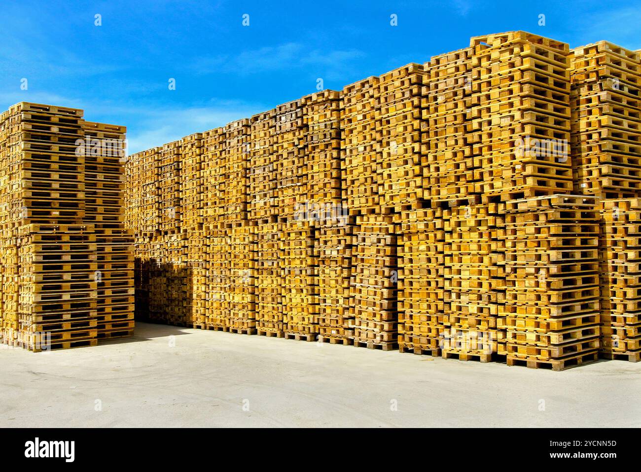 Standard pallet hi-res stock photography and images - Alamy