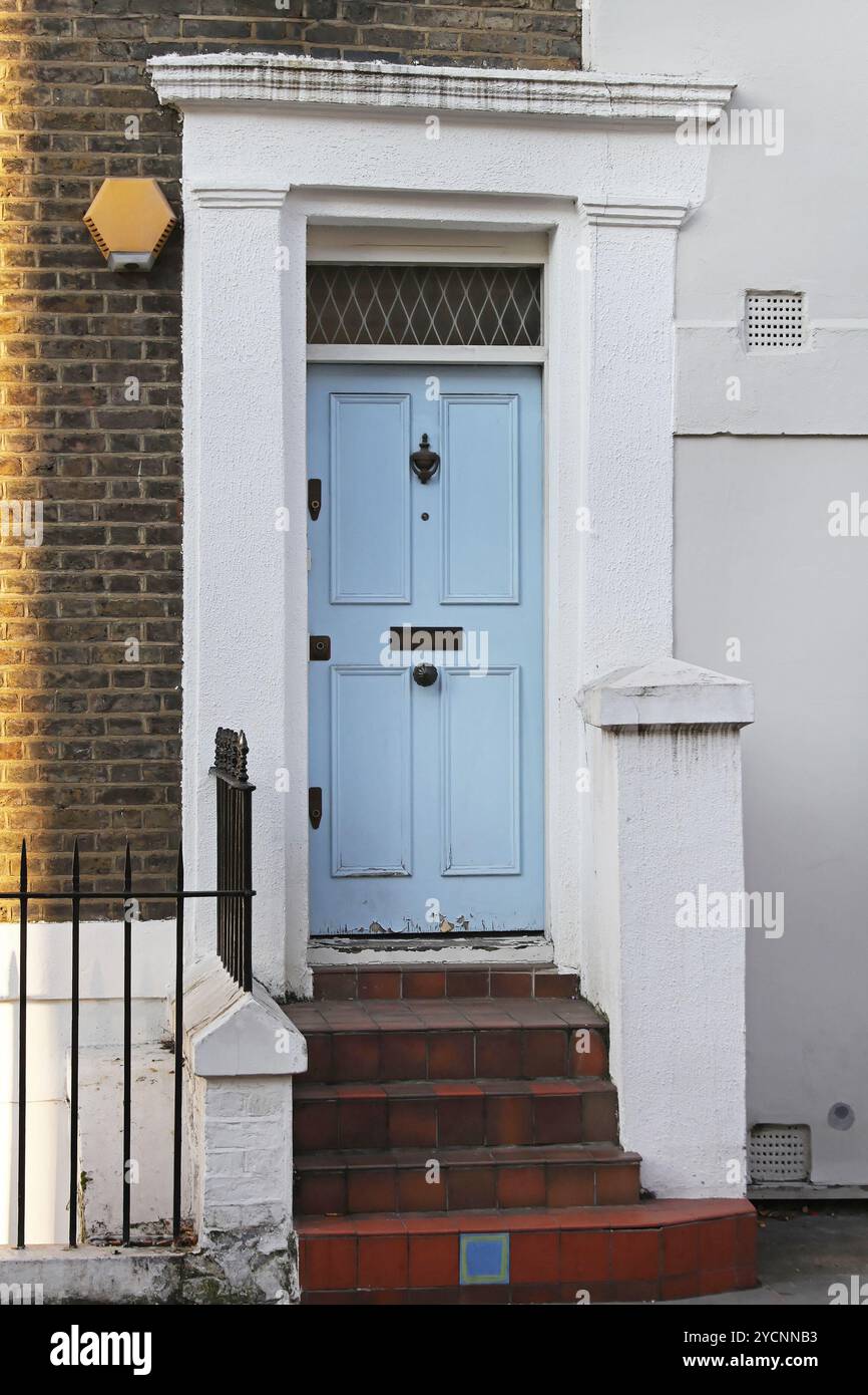 Front door steps uk hi-res stock photography and images - Alamy