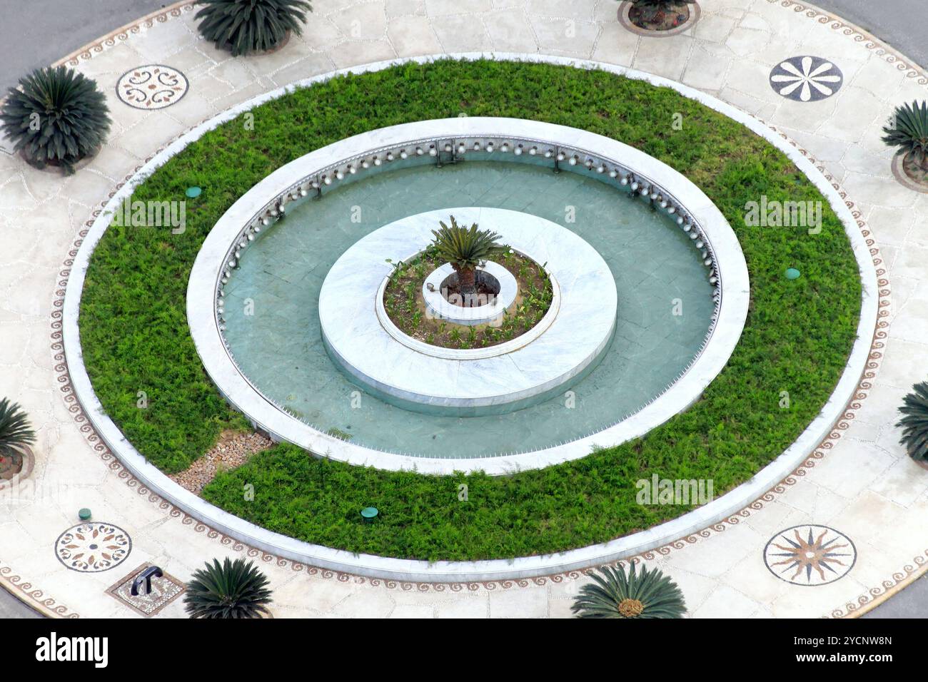Roundabout water fountain hi-res stock photography and images - Alamy