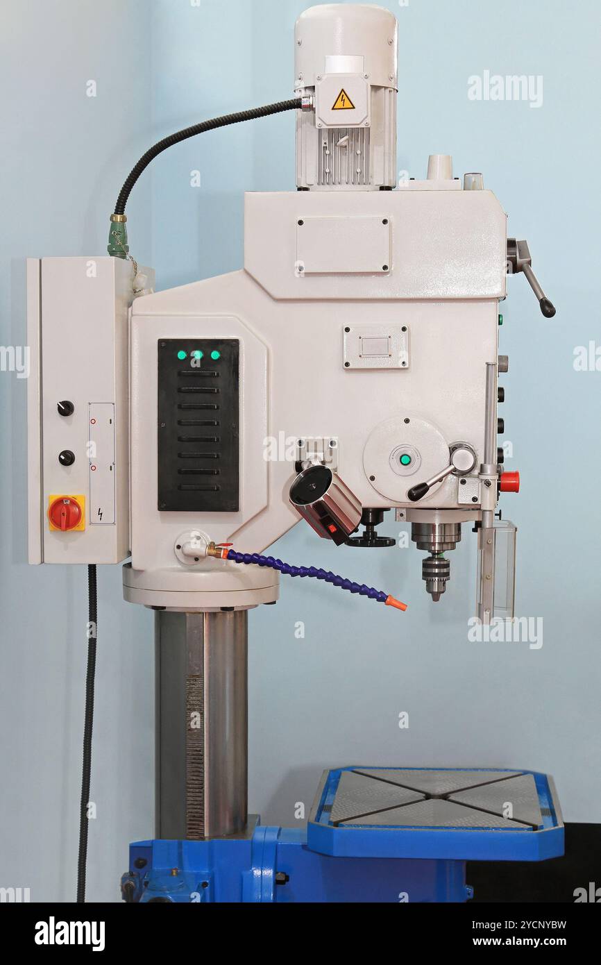 Vertical drill and mill press in metal workshop Stock Photo - Alamy