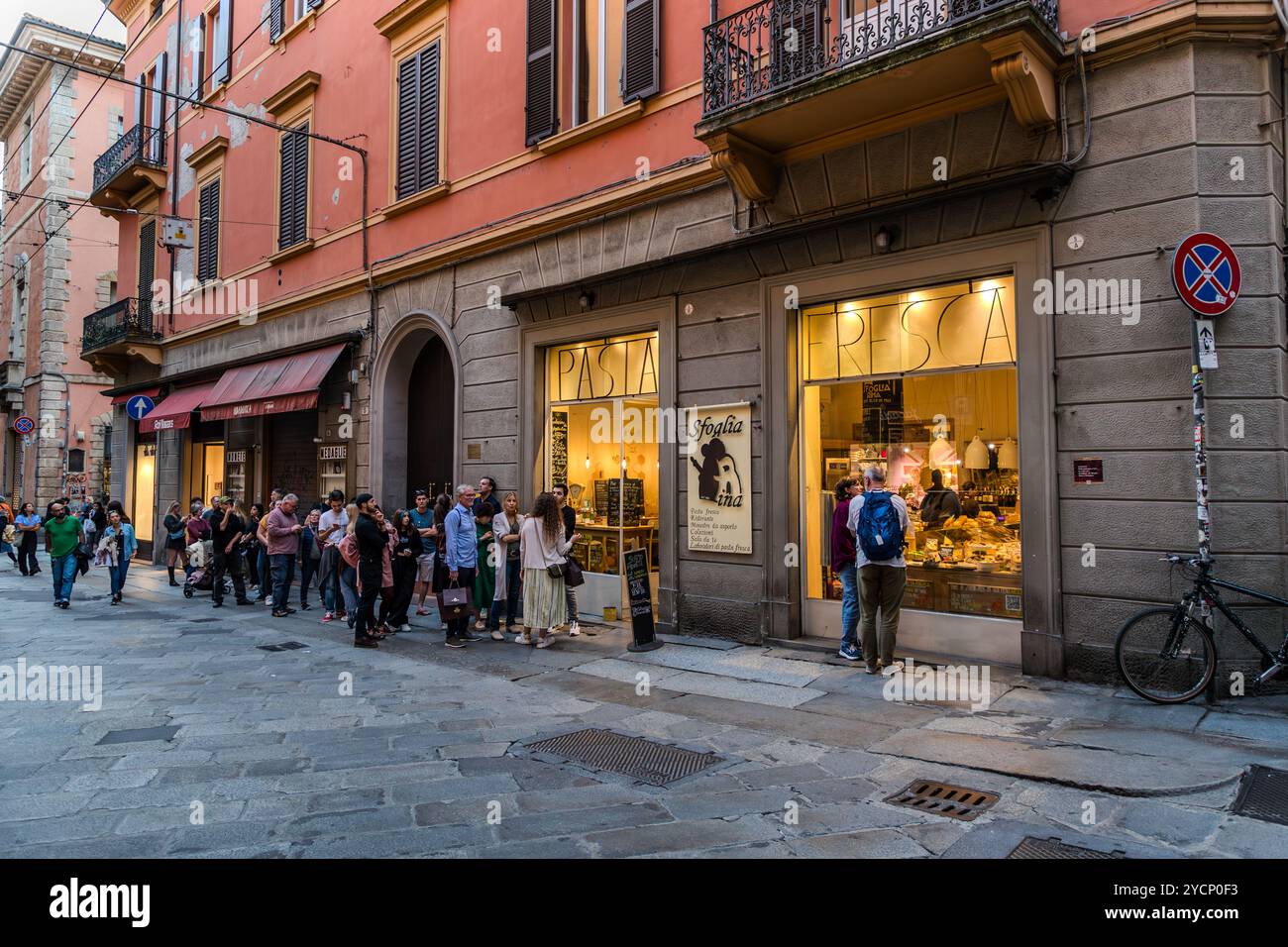 Neighbourhood restaurant long street hi-res stock photography and ...
