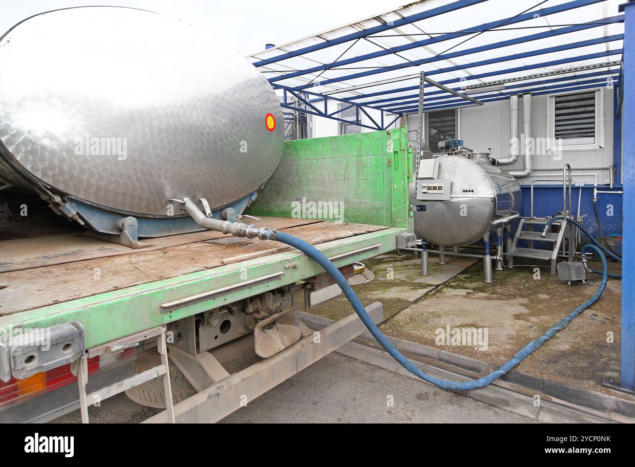 Milk tanker hi-res stock photography and images - Alamy