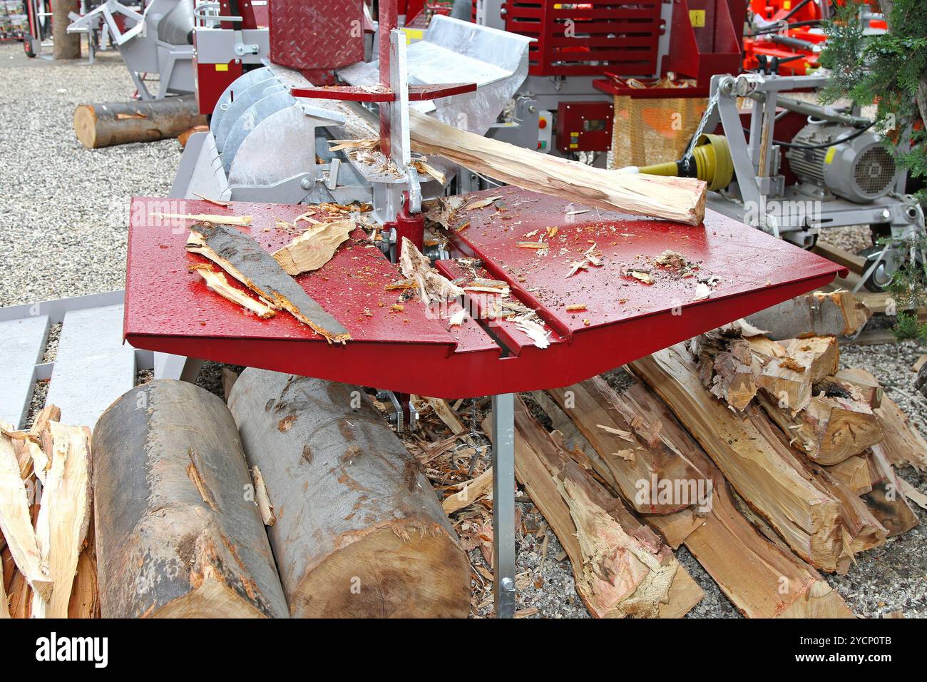 Firewood split log splitter hi-res stock photography and images - Alamy