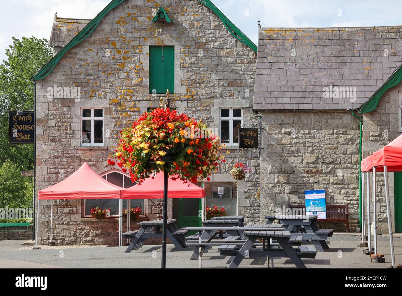 Pub exterior ireland monaghan hi-res stock photography and images - Alamy