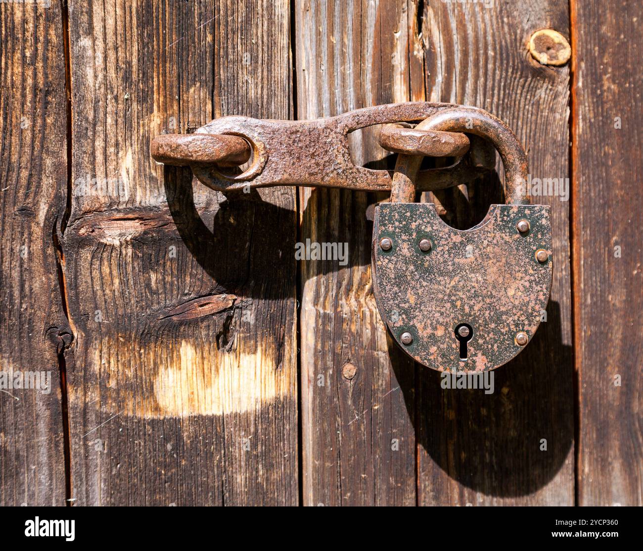 Wooden door and padlock hi-res stock photography and images - Alamy