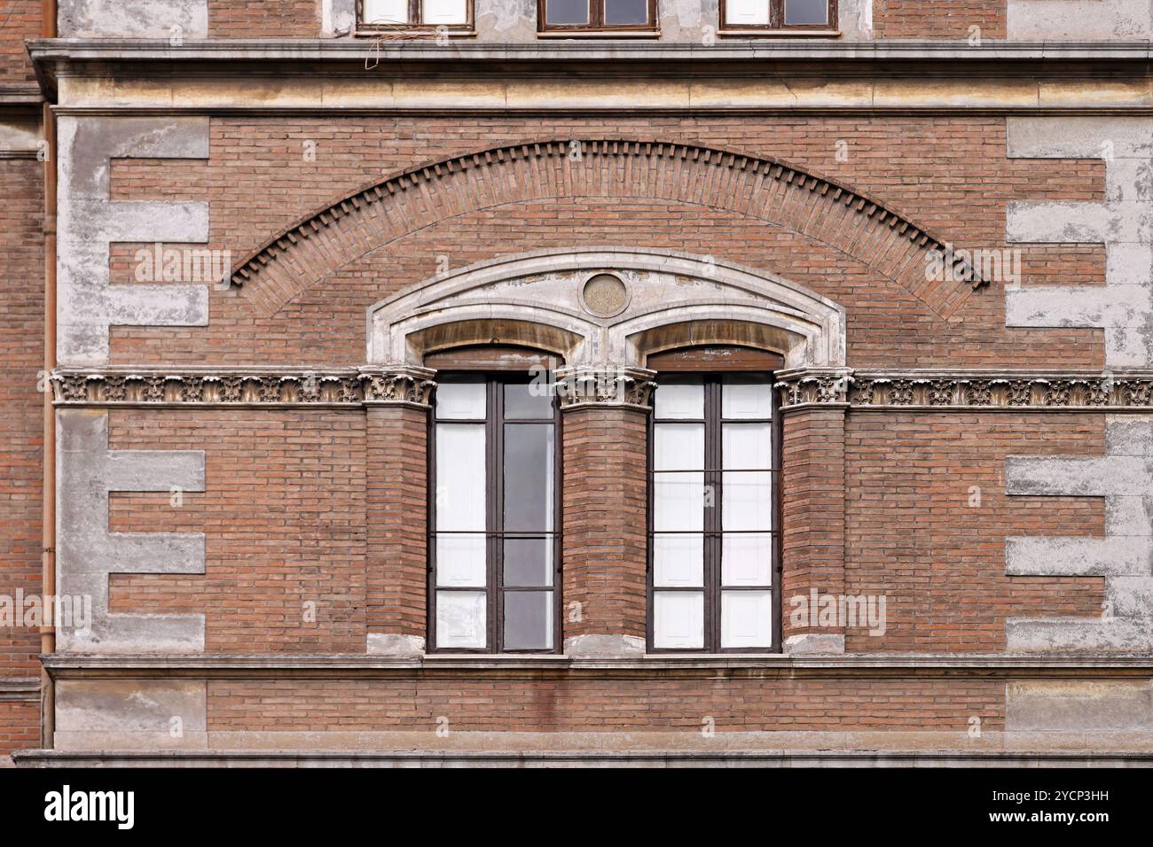 Exterior house decorative window hi-res stock photography and images ...