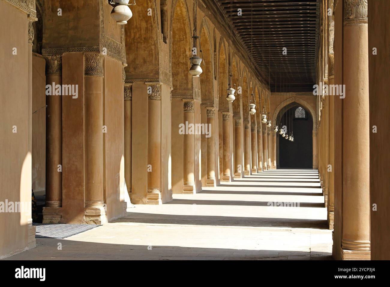 Medieval arcaded hi-res stock photography and images - Alamy