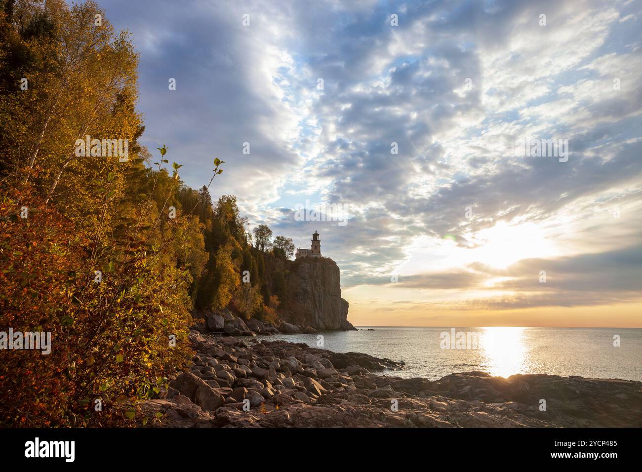 Split Rock lighthouse on the north shore of Lake Superior at sunrise ...