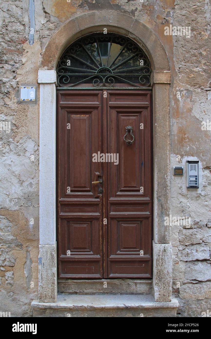 Closed door double doors hi-res stock photography and images - Alamy