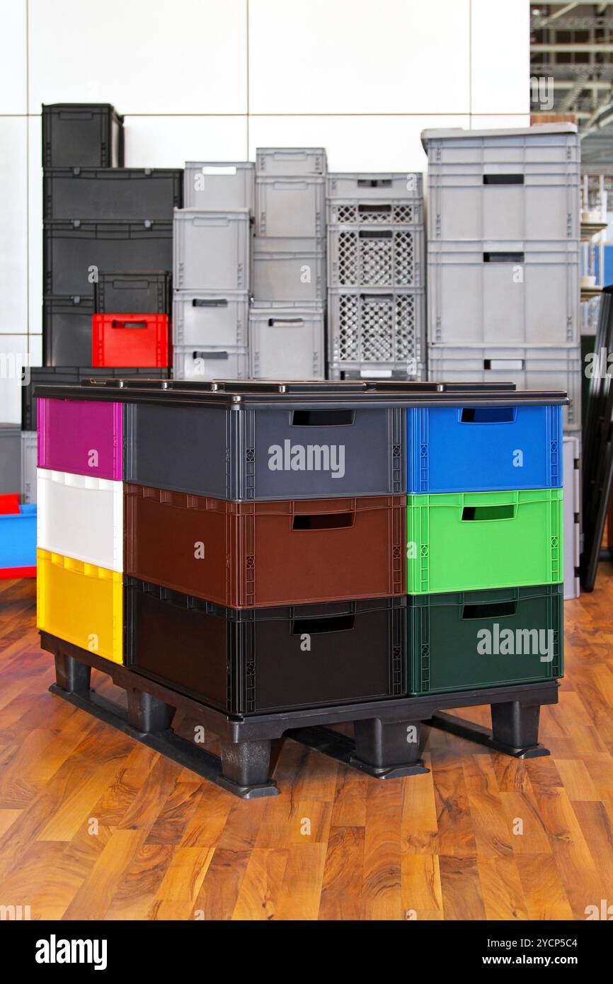 Plastic boxes delivery logistic hi-res stock photography and images - Alamy