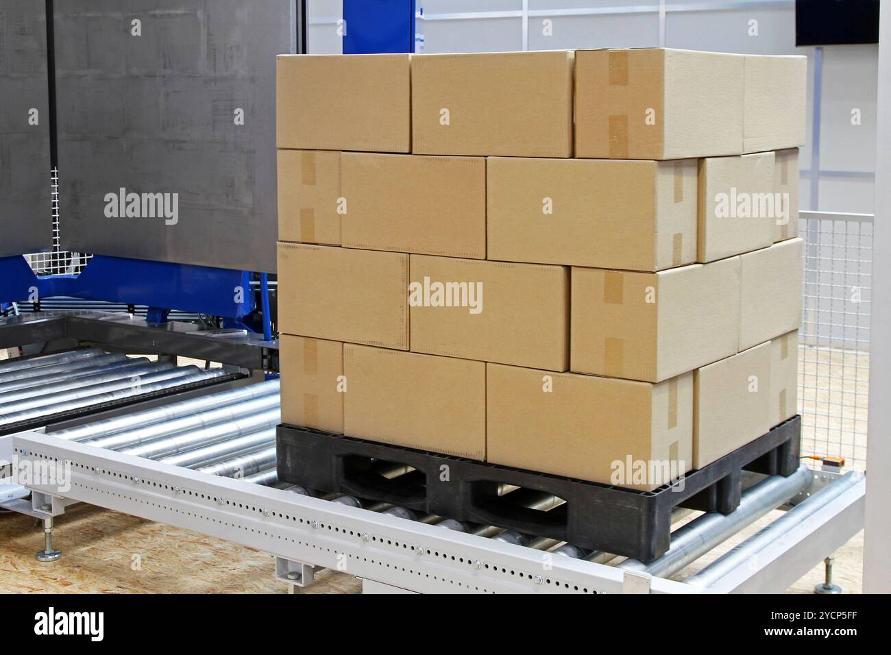 Pallet box warehouse hi-res stock photography and images - Alamy