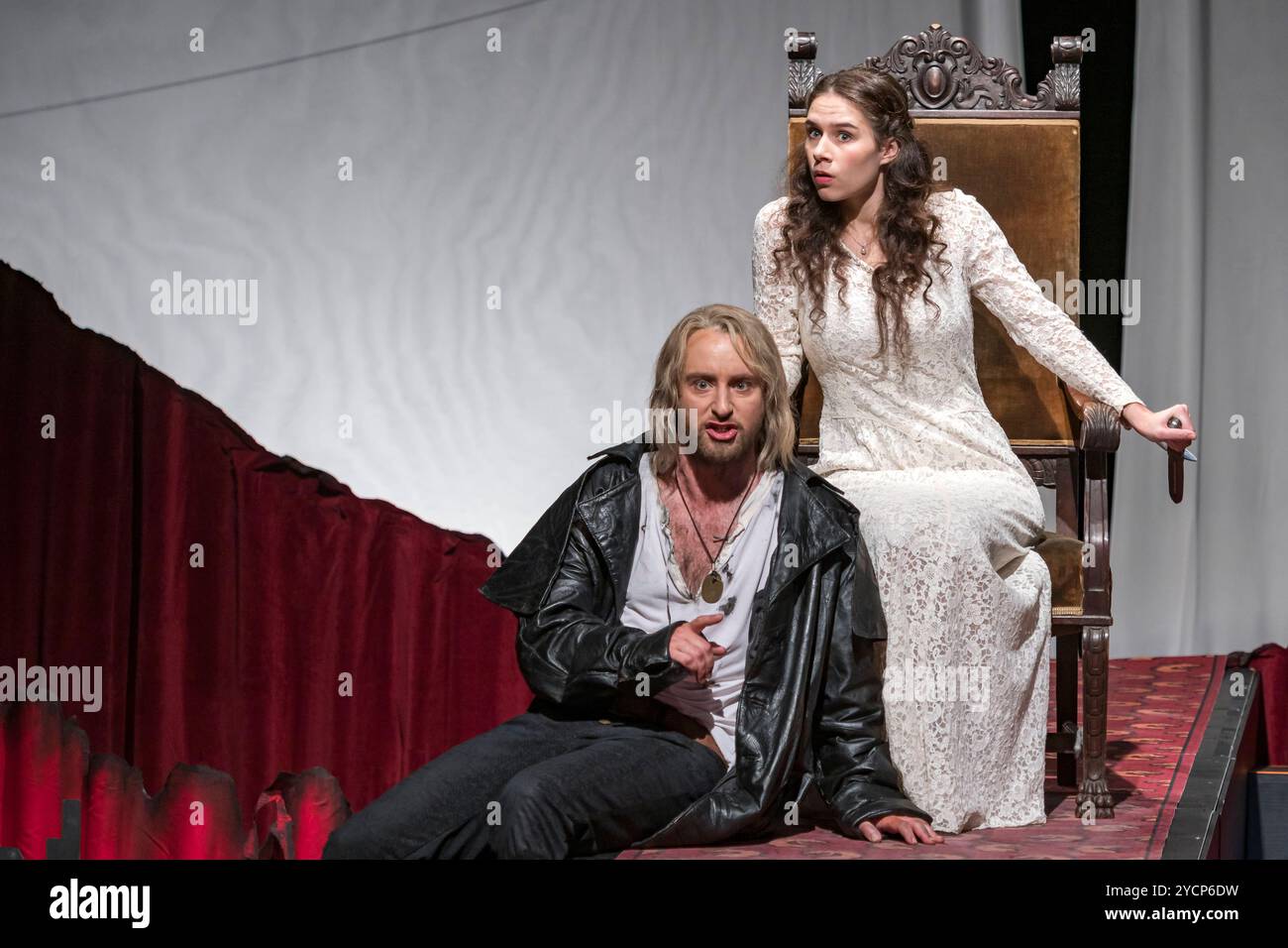 Schauspieler Helen Barke als Elsa, Fabian Stromberger als Lanzelot, am ...