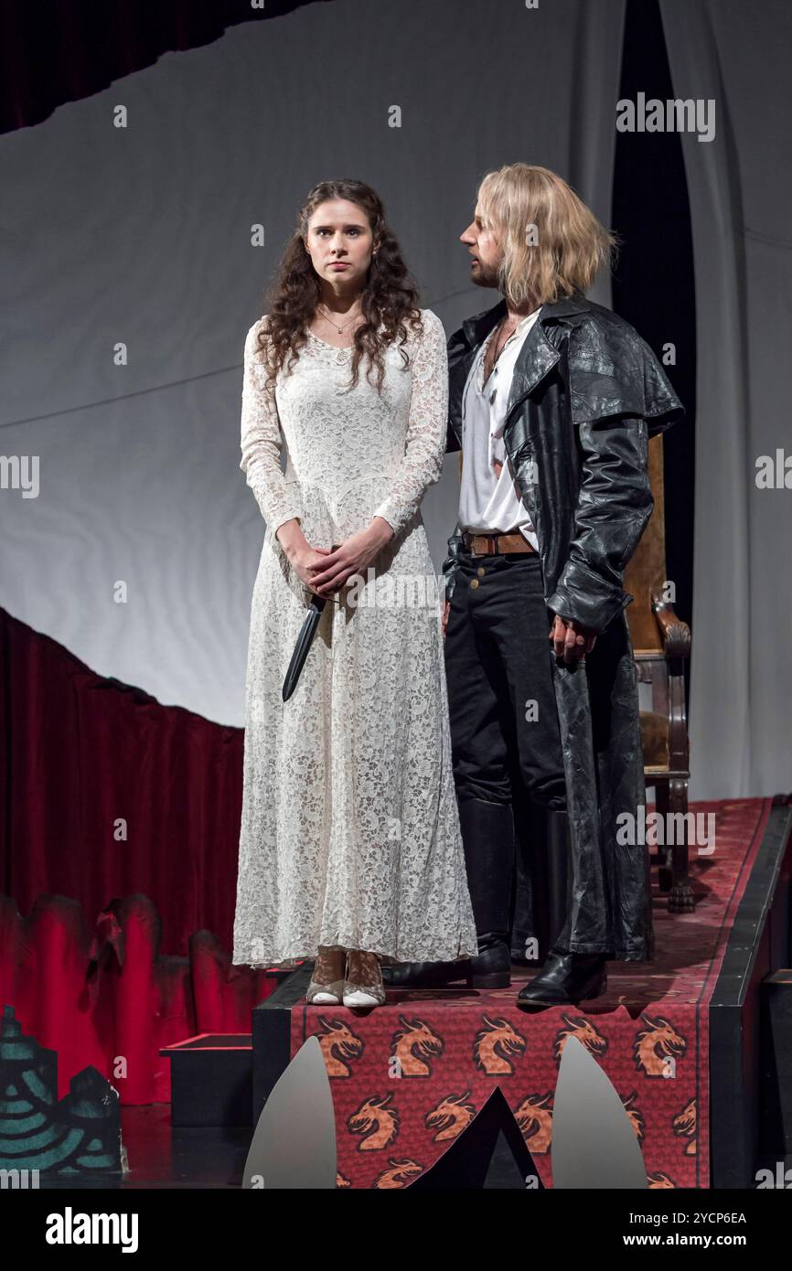 Schauspieler Helen Barke als Elsa, Fabian Stromberger als Lanzelot, am ...