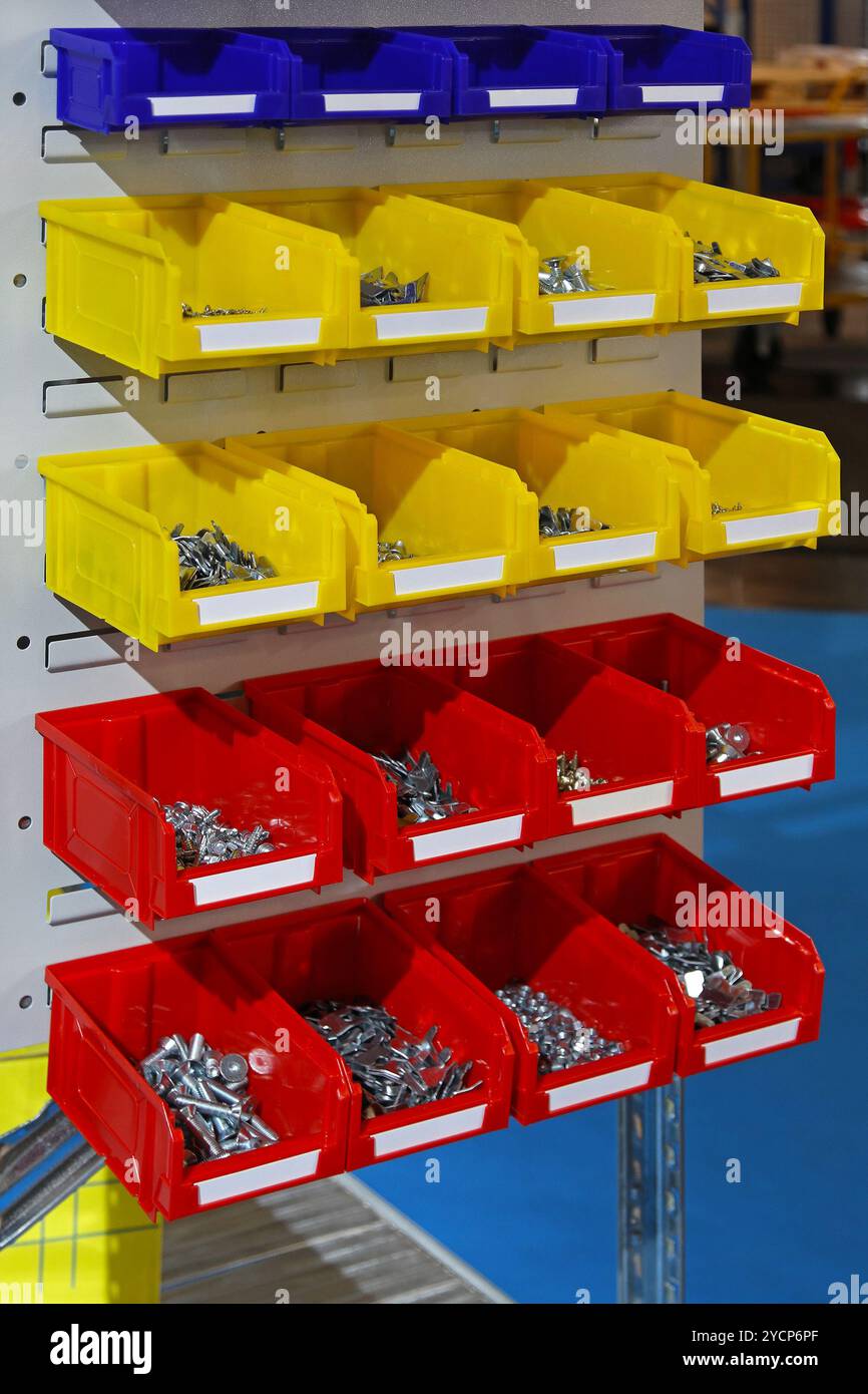 Sorting into crates hi-res stock photography and images - Alamy