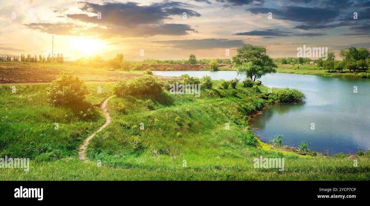 Horizon footpath hi-res stock photography and images - Alamy