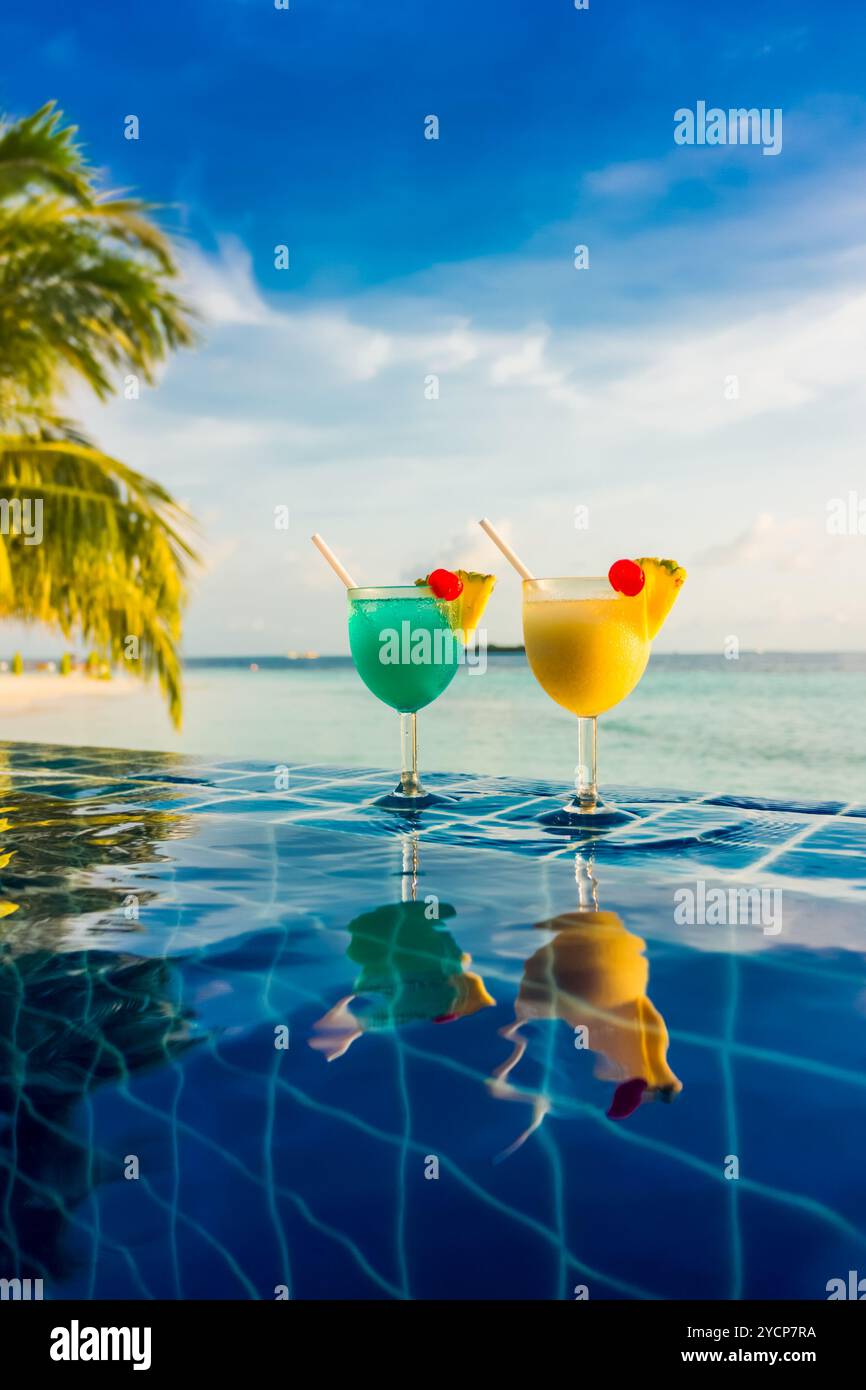 Cocktail near the swimming pool Stock Photo - Alamy